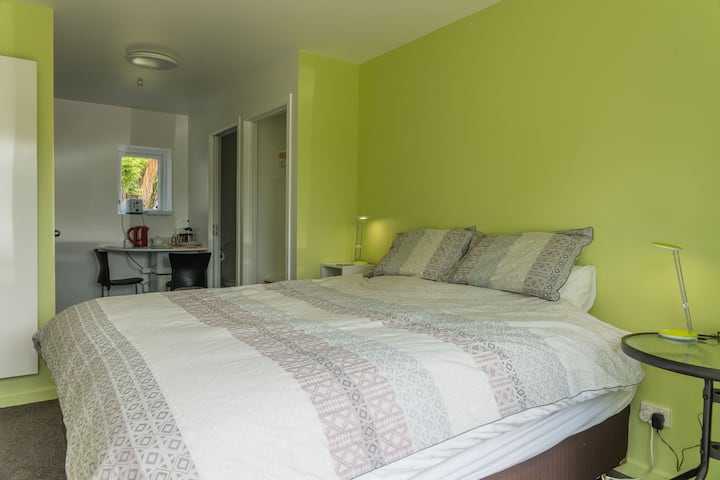 Self Contained Room In A Garden - Te Anau
