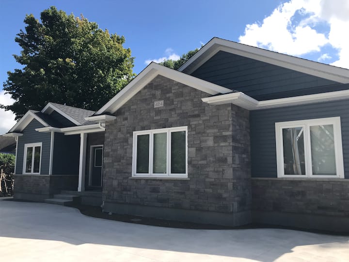 Luxurious Executive Style Bungalow - Kincardine