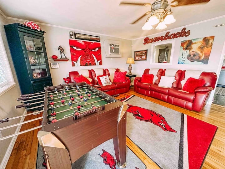 Razorback Retreat! 3br, 1bath.
Sleeps 6! - Fayetteville, AR