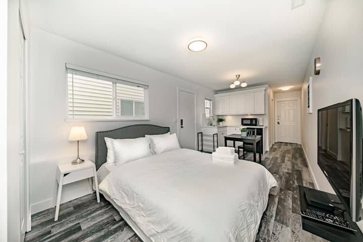 New Modern Suite | Bright, Stylish & Cozy Stay - Burnaby