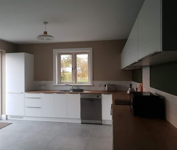 Woodview Apartment. Modern & Spacious. Sleeps 7+ - Kilrush
