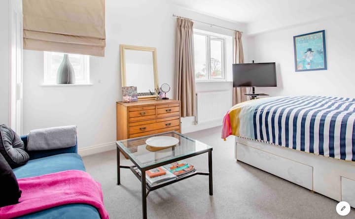 Extra Large S-king Bed Tv & Sitting Area Sleeps 2 - Keighley