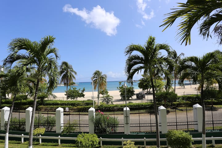 Beachfront Wonder! In The Heart Of Town. - Ocho Rios