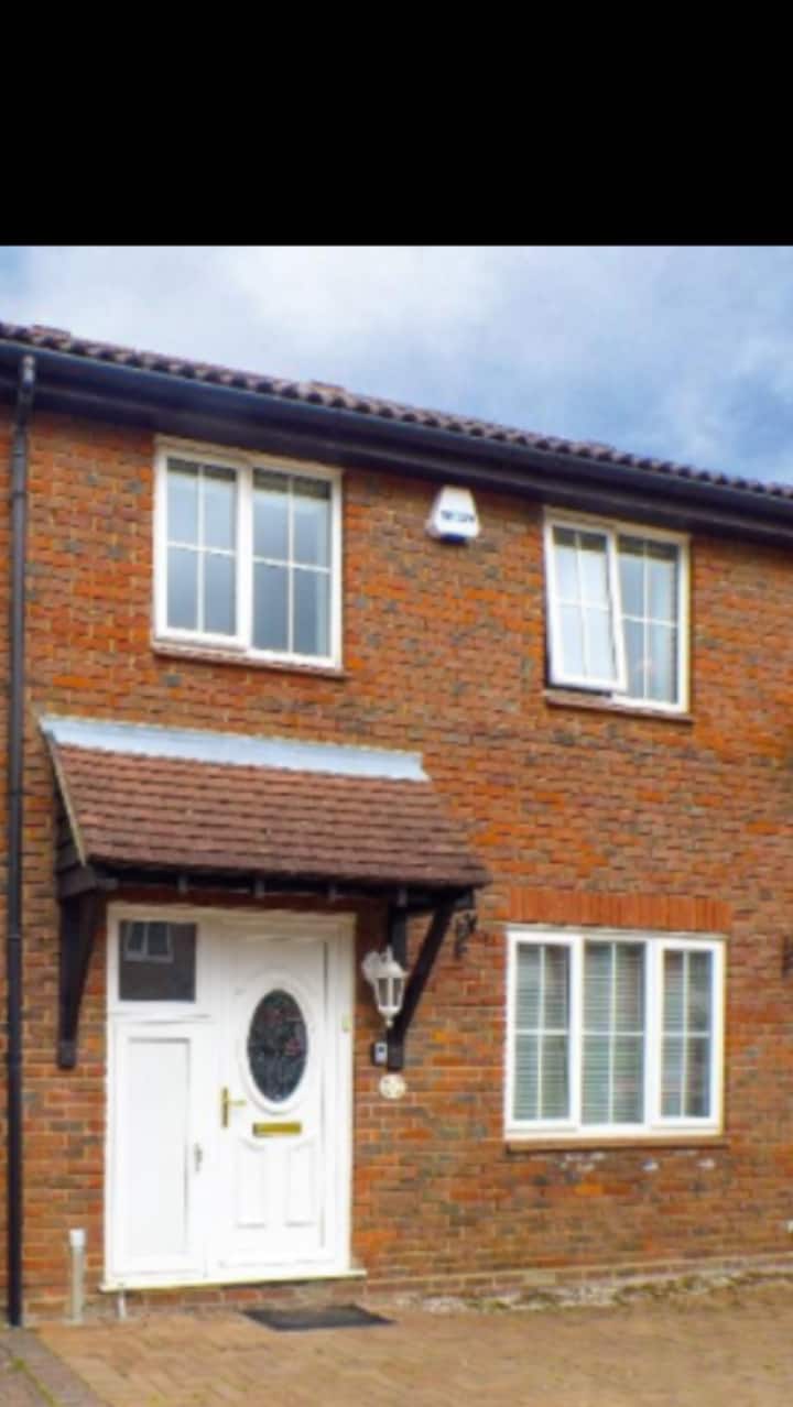 The Hollies Abode & Parking Nice London Long Let - Bromley