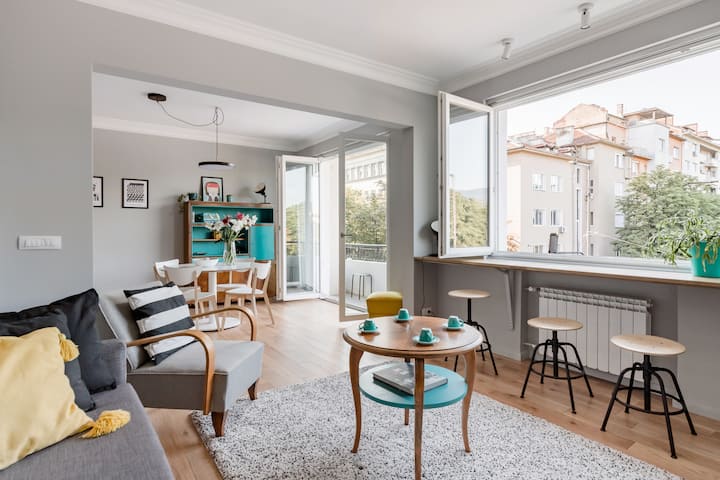 Relax On The Balcony At A Colorful City Haven - Sofia