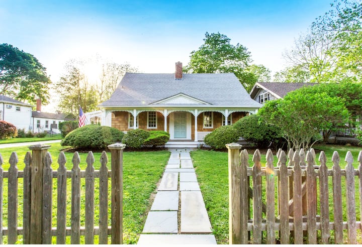 Victorian Seasons Cape- Beaches, Golf, Vineyards - Greenport, NY