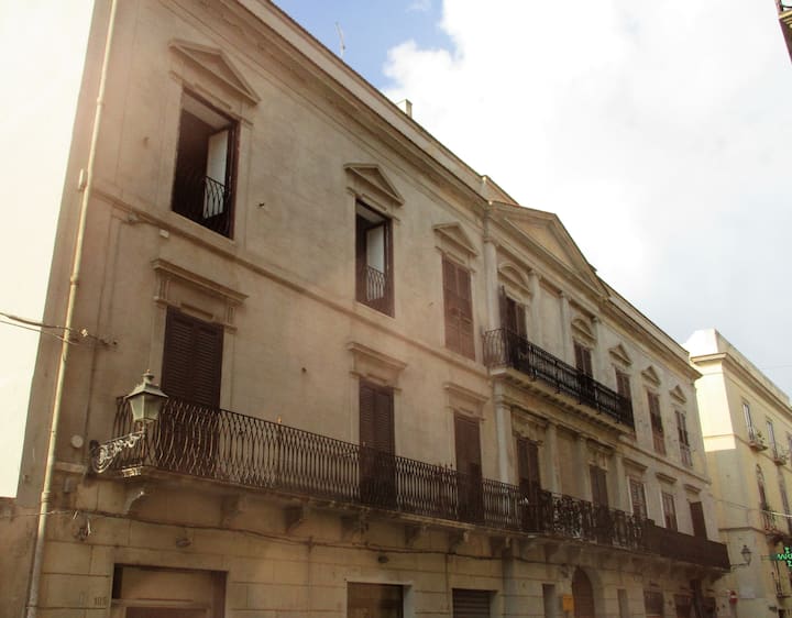 In Het Hart Van Het Historische Centrum En Het Strand, 2 Terrassen. Voor 8 Personen - Trapani