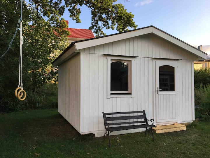 Förtjusande Gästhus Under Eken Med Plats För 4 - Skara