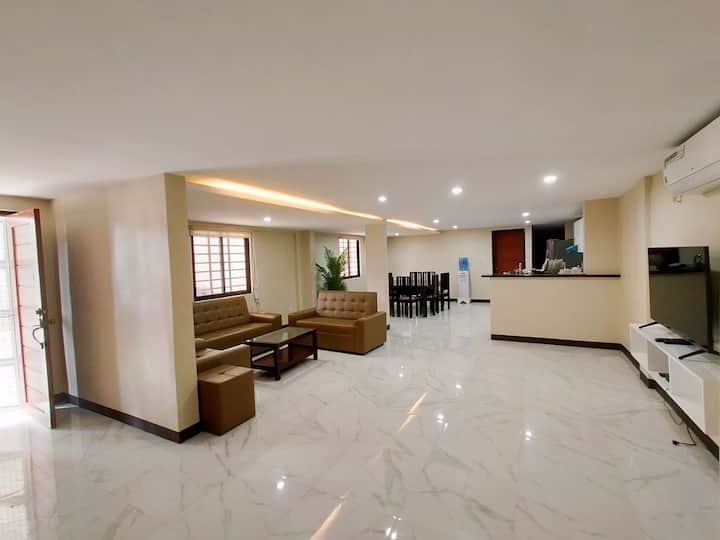 Minimalist 8 Bedroom Townhouse With Private Pool - Angeles