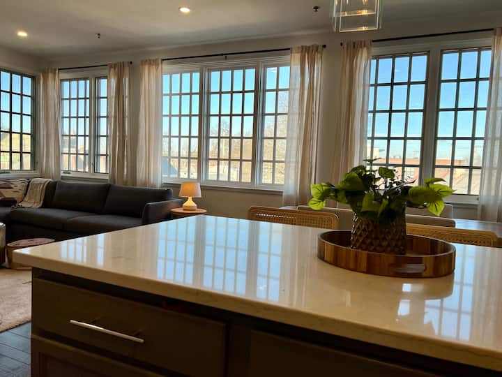 Wall Of Windows - Luxe Flat - Columbus, OH
