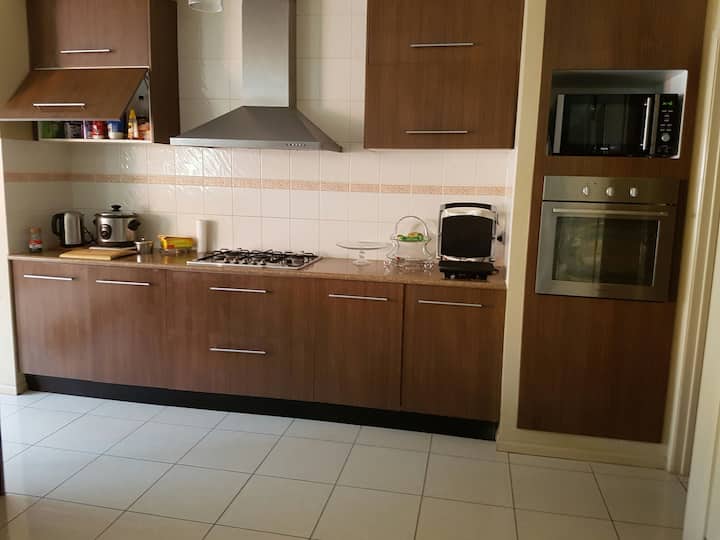 Queen Bed Downstairs With Parking - Werribee