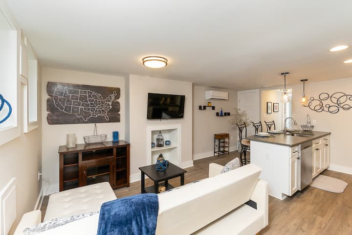 Beautifully Renovated Dc Row Home - Washington Navy Yard, DC