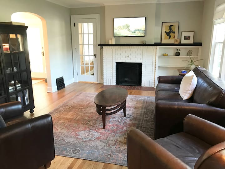 Cozy 3 Bedroom Home, 2.5 Miles To Notre Dame! - South Bend, IN