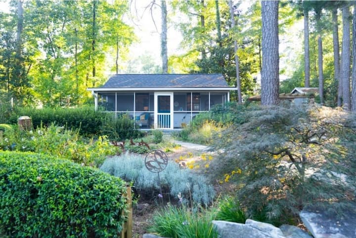 Peaceful Alpaca Getaway In Lush Garden Cottage - Stone Mountain, GA
