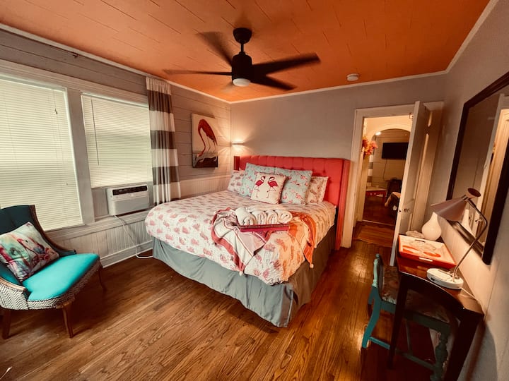 2319 Ave P Funky Flamingo King Bed!sleep - East Beach, TX