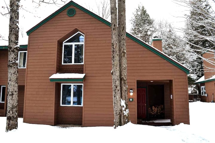 Private Resort 3-bed 3-bath Townhouse Sleeps 8 - New Hampshire