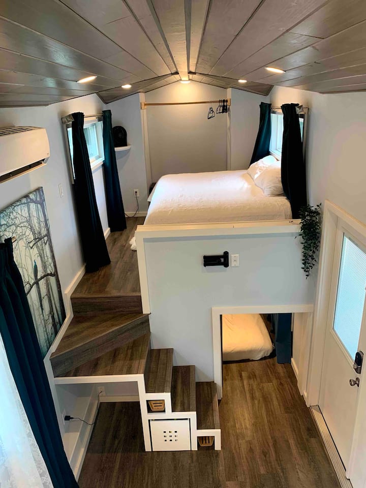 Luxury 3-bedroom Tiny House-sleeps Six People! - Tampa, FL