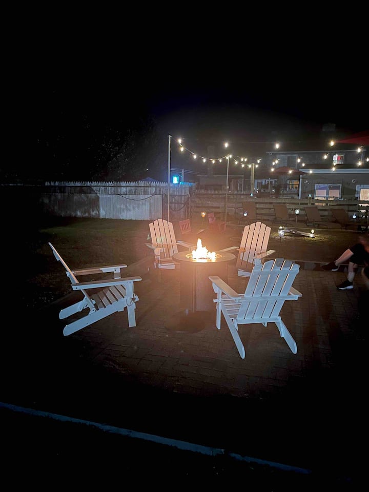 Come Enjoy Autumn Leaves,
Ocean Breeze & Serenity - Branford, CT