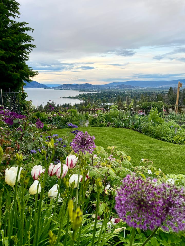 Peaceful Retreat Stunning Vineyard & Lake Views - 킬로나
