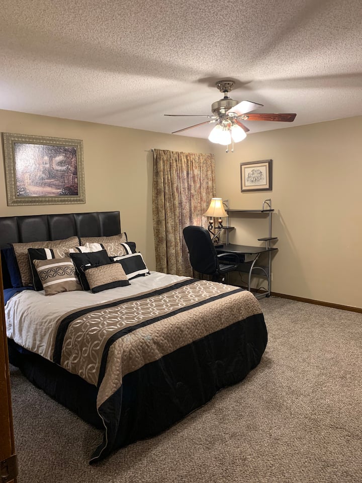 Master-suite/2sinks/walk Closet/private Bath/tv - Wichita, KS