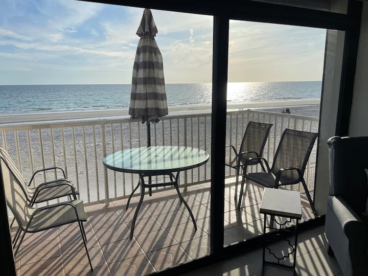 Lovely 1 Bedroom Beach Condo That Sleeps 4 - Indian Shores, FL