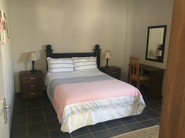 Cosy 2 Bedroom Flat - Somerset West