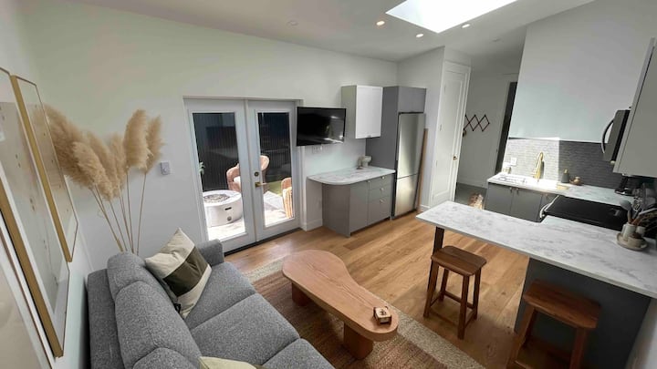 Private Hideaway W/ Putting Green - Sidney