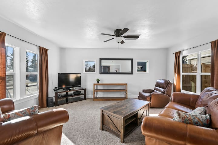 2 Blocks From The River And 1/2 Mile From Downtown - Bend, OR