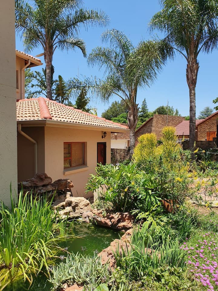 Bell Studio Apartment-free Wifi & Private Parking - Krugersdorp