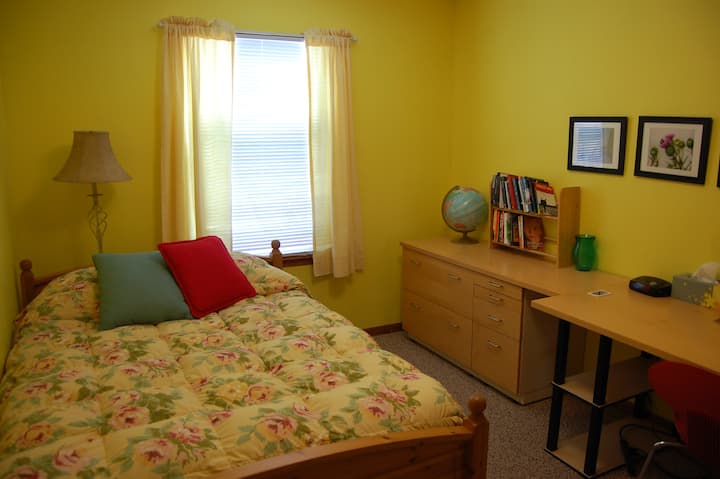 1 Sunny Yellow Br And Lounge In Artist’s Home! - Madison, WI