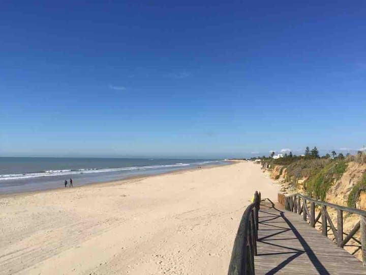 Amplio Bajo Luminoso De Lujo Y Cercano A La Playa - Rota