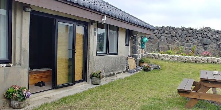 제주 봉숙이네바닷가(숙이네 - 안채 ).

맞은편엔 바깥채 봉이네가 있습니다. - Jeju-si