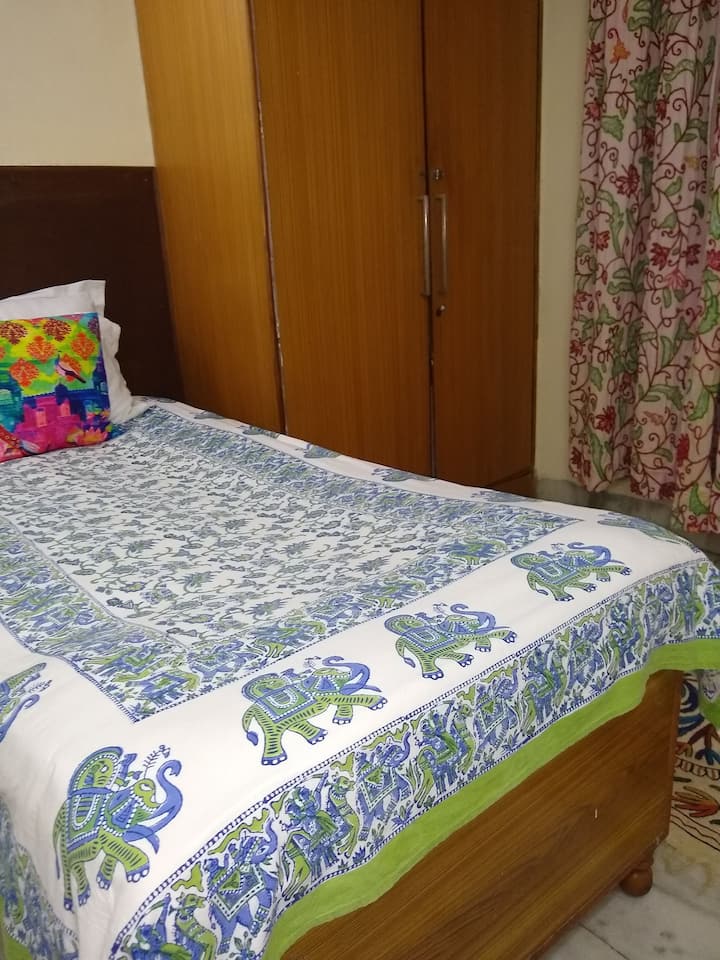 Priv8 Ac Studio W/bath Kitchen- Southdelhi 3rdflr - New Delhi