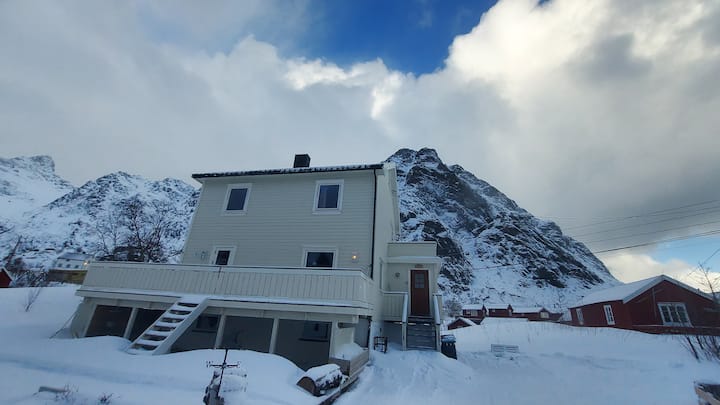 Dharma's Room 2.  Å Veien 8 Sørvågen, Norway. - Norvège