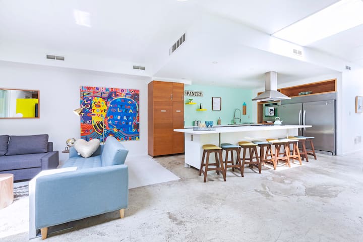 Stunning Downtown Hideaway- Free Parking - Toronto