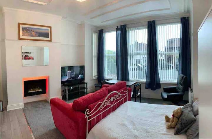 Lovely New Studio In Prenton For 2 Adults & 2 Kids - Wirral
