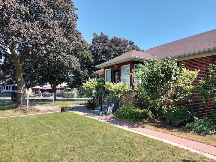 New Modern 4 Bedroom Home Close To Hwy 401/404/407 - Toronto