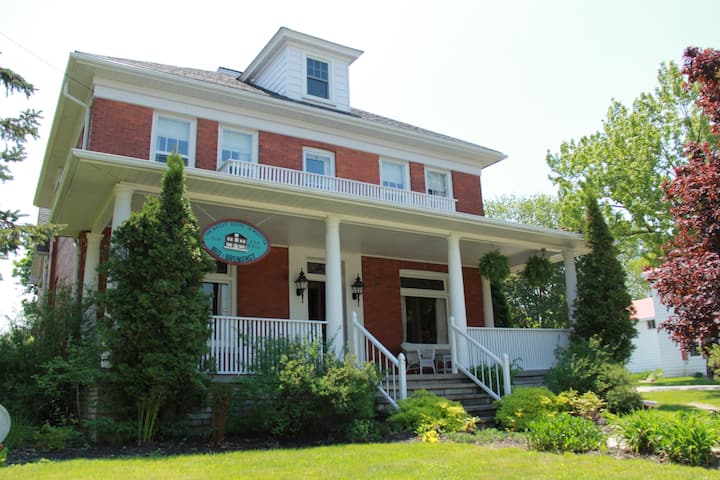 1 The Wright House In Wiarton - Tambling Room - Wiarton