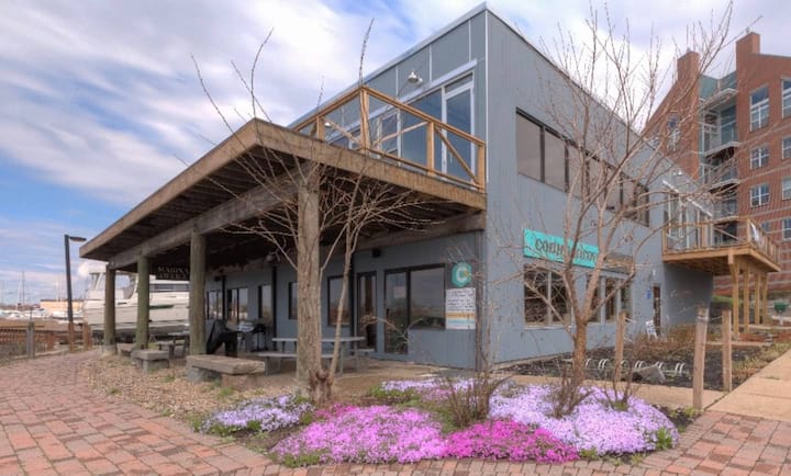 #4 Waterfront Studio With Deck - Chelsea, MA