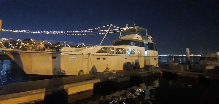 Boat Stay (Floating Chalet) - Changi