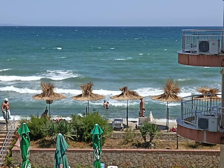 Студия с бассейном на берегу моря - Pomorie