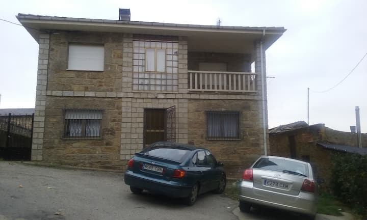 Casa En Pueblo Animado Con Entorno Natural - Puebla de Sanabria