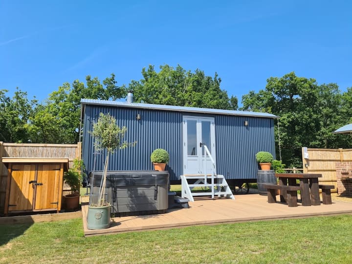 The Copper Hut & Hot Tub, Barton Turf, Norfolk - Norfolk
