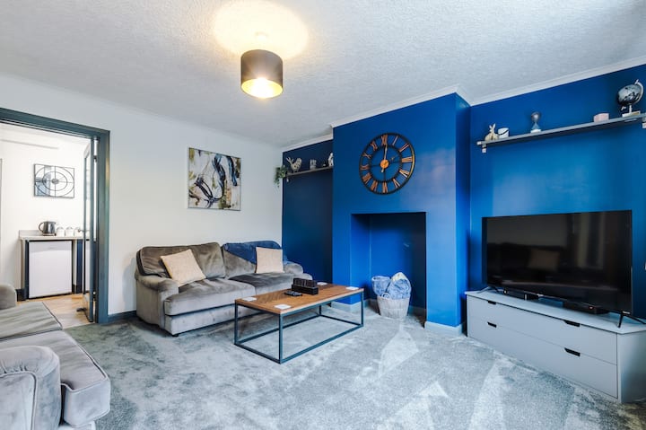Spacious 3br Home With Parking - Leeds