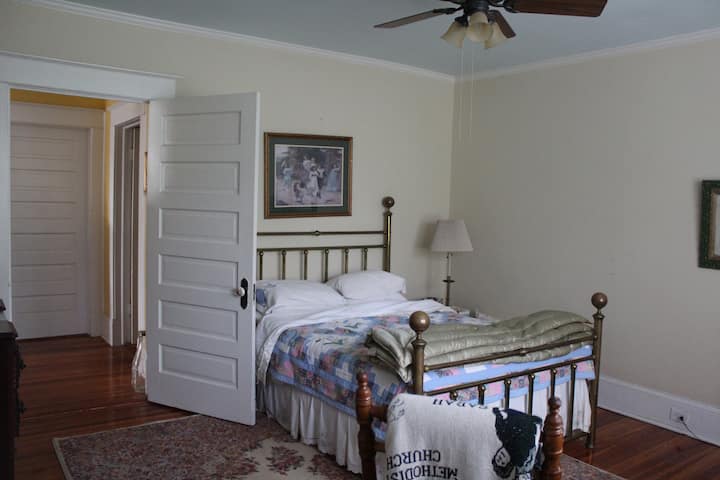 Polly's Place -Beautiful Historic Home - 2nd Floor - Pine Mountain, GA