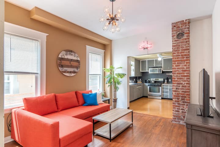 The Sun-filled 2-bedroom Hawthorne Apartment - Portland, OR
