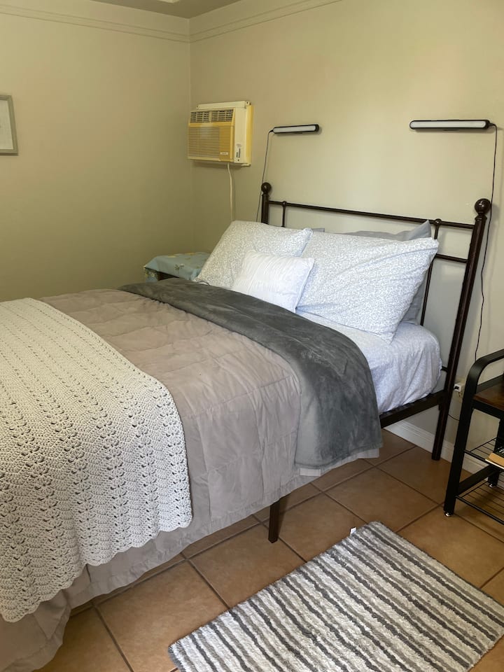 Cozy Private Adu 1b.1b W/ Kitchen & Swimmingpool - Visalia, CA