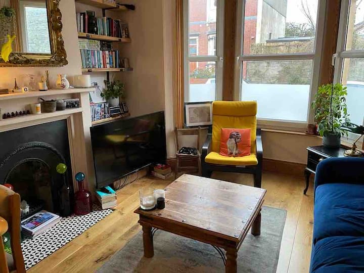 Colourful 2 Bedroom Townhouse With Balcony - Bristol