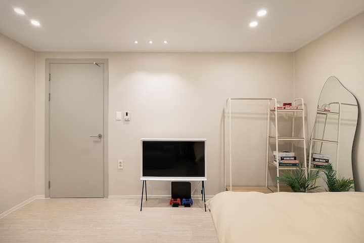 Rara#202/홍대역 도보4분/얼리 체크인,레이트 체크아웃/짐 보관 상시 가능/청결 우선 - Seoul