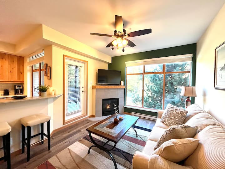 2 Floor Townhouse With A/c, Pool, Ht & 🏔 Views! - ウィスラー